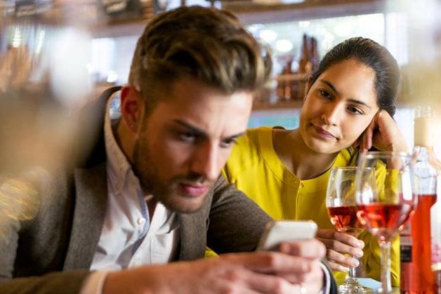 Phubbing: Η σύγχρονη μάστιγα που καταστρέφει όλες τις σχέσεις, ειδικά ...